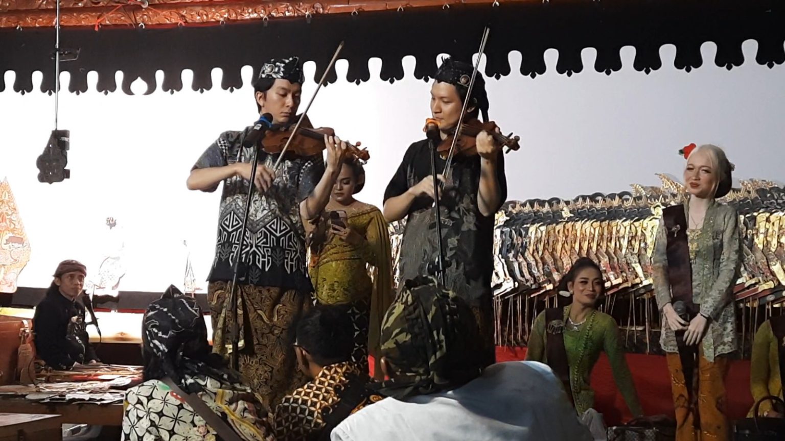 Pentas Wayang Kulit, Kolaborasi Dalang Wartoyo Dan Pemusik Biola Asal ...