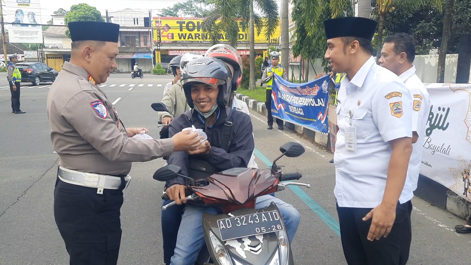 Samsat Boyolali Peduli Ramadhan dengan Berbagi Ratusan Takjil Kepada Para Pengguna Jalan